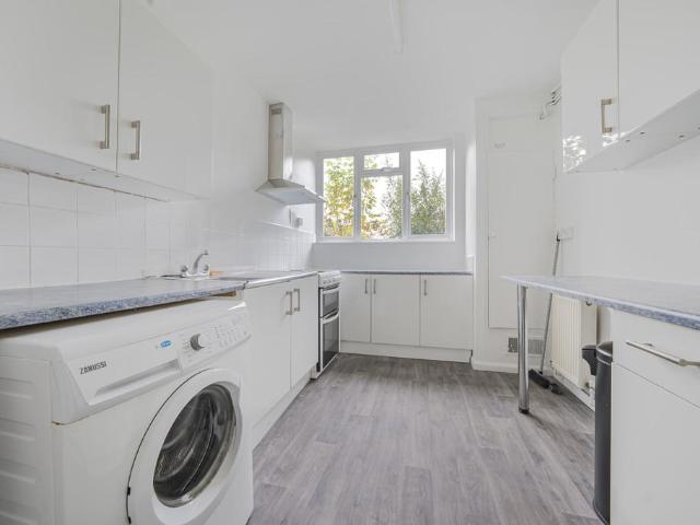 Park Road, Uxbridge UB8 2 bed apartment to rent £1,600 pcm £369 pw