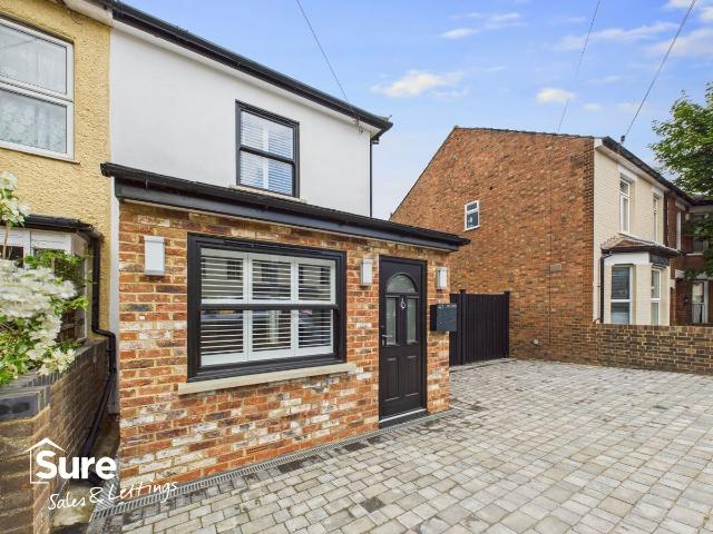 Park St, Park Street, St Albans AL2, 2 bed end terrace house to rent, £2,300 pcm | PrimeLocation