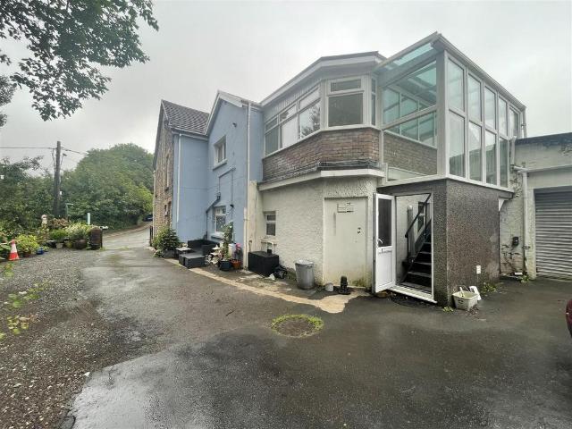 Park Street, Ammanford SA18 4 bed flat to rent £1,150 pcm £265 pw