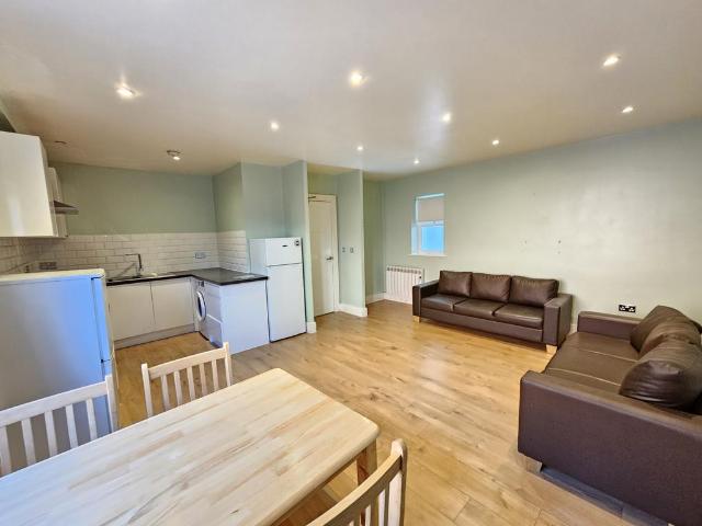 Park Street, Luton LU1 3 bed flat to rent £1,450 pcm £335 pw