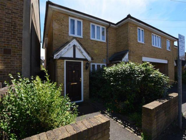 Park Street, Slough 2 bed apartment to rent £1,450 pcm £335 pw