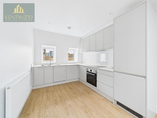 Park Street, Slough SL1, 1 bed flat to rent, £1,250 pcm | PrimeLocation