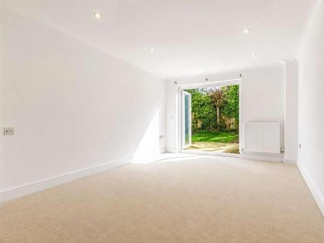 Park Side, Epping, CM16