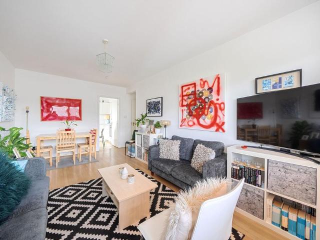 Park South, SW11, Battersea, London. 1 bed flat to rent £2,100 pcm £485 pw