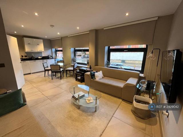 Park Square East, Leeds, LS1 2 bed flat to rent £1,550 pcm £358 pw