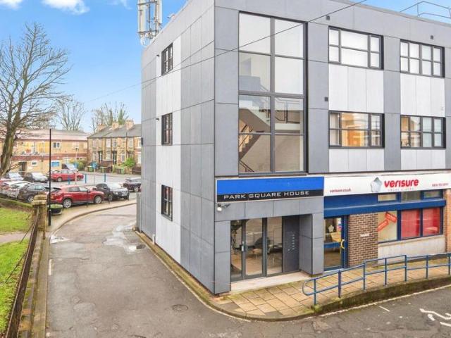Park Square, Pudsey 2 bed flat to rent £1,045 pcm £241 pw