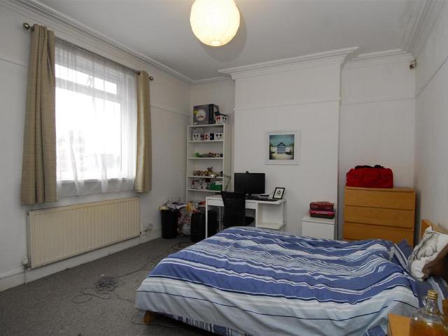 Park Terrace, Gascoyne Place. 3 bed house to rent £1,911 pcm £441 pw