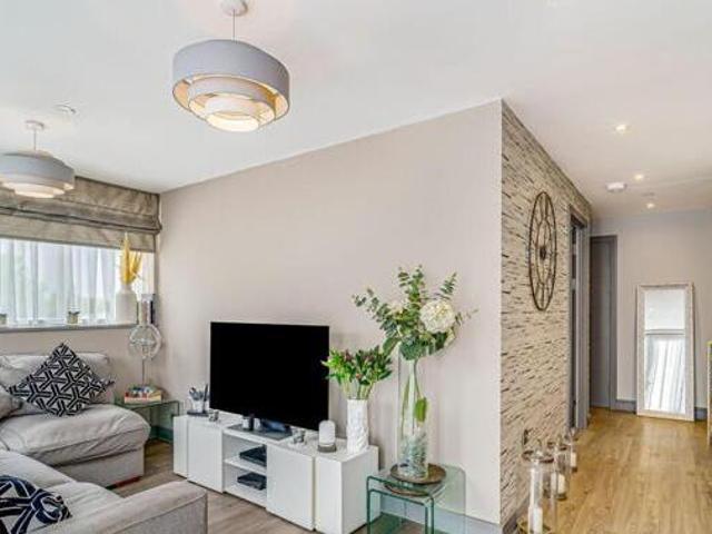 Park Terrace, Worcester Park, 1 Bedroom Flat