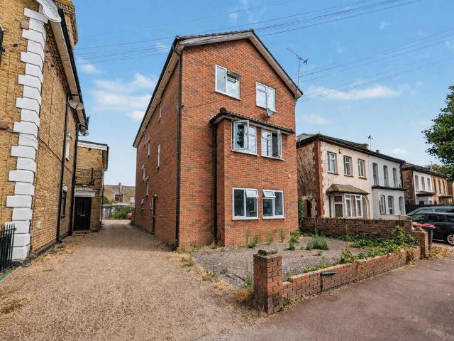 Park Terrace, Westcliff On Sea, Essex 2 bed flat to rent £1,225 pcm £283 pw