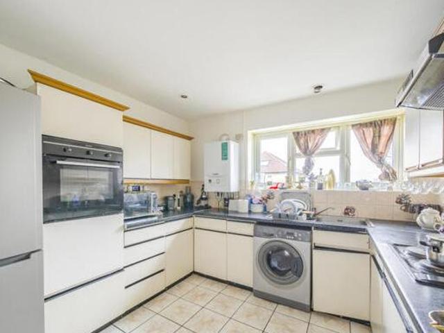 Park View Court, Roe Green, 2 Bedroom Apartment