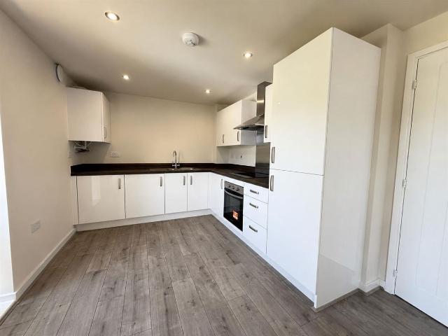 Park View, Gedling, Nottingham NG4, 2 bed flat to rent, £920 pcm | PrimeLocation