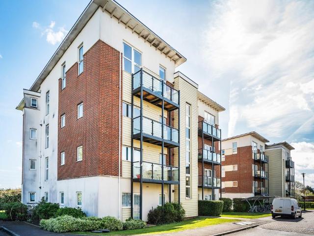 Park View Road, Leatherhead 2 bed apartment to rent £1,600 pcm £369 pw