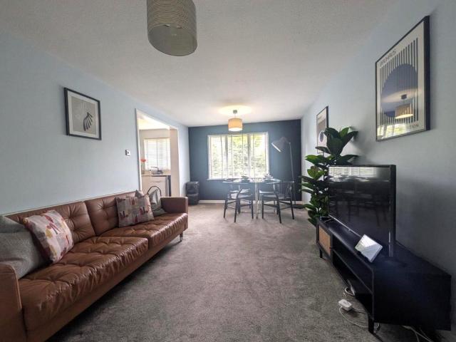 Park View Road, Salfords 2 bed apartment to rent £1,600 pcm £369 pw