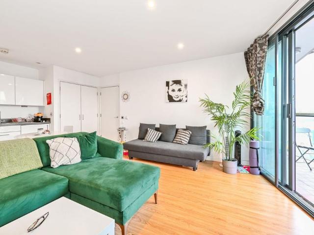 Park Village East, Mornington. 1 bed flat to rent £4,500 pcm £1,038 pw
