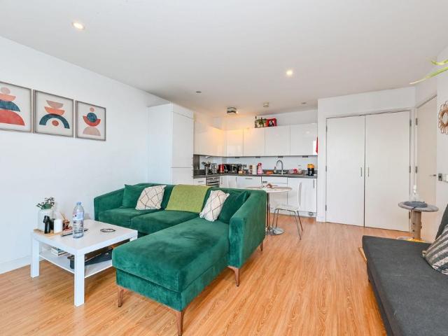 Park Village East, Mornington. 1 bed flat to rent £3,250 pcm £750 pw