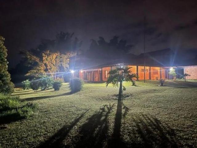 Park Way Casa Estilo Colonial com ampla área verde Permuta Troca
