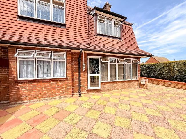 Park Way, Ruislip HA4, 1 bed flat to rent, £1,350 pcm | PrimeLocation