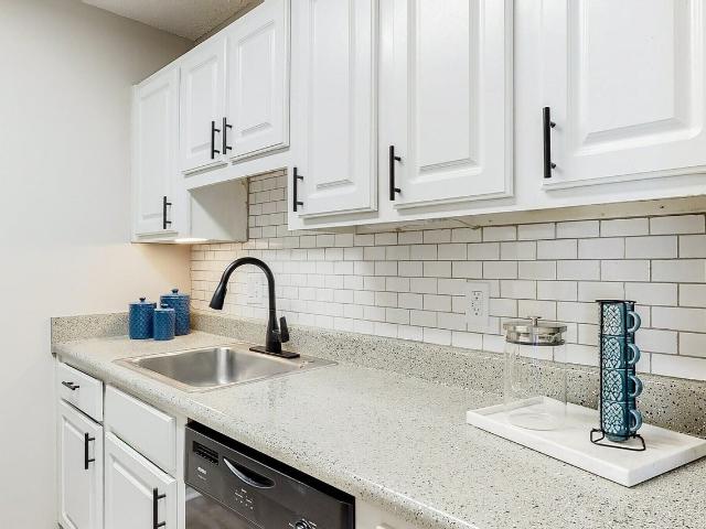 Park West Apartments 2 Bedroom Apartment for Rent at 1663 Hillcrest Rd, Mobile, AL 36695 Claremont