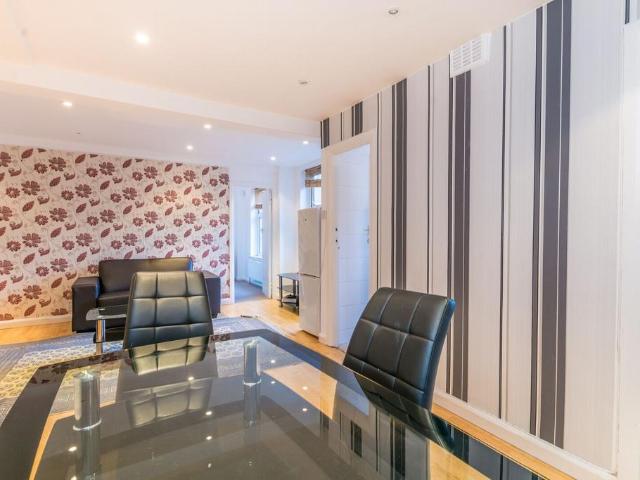 Park West, Hyde Park Estate, London, W2 3 bed flat to rent £4,334 pcm £1,000 pw