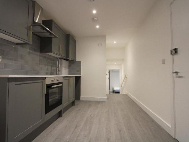 Parkgate Road, London SW11, 2 bed flat to rent, £2,500 pcm | PrimeLocation