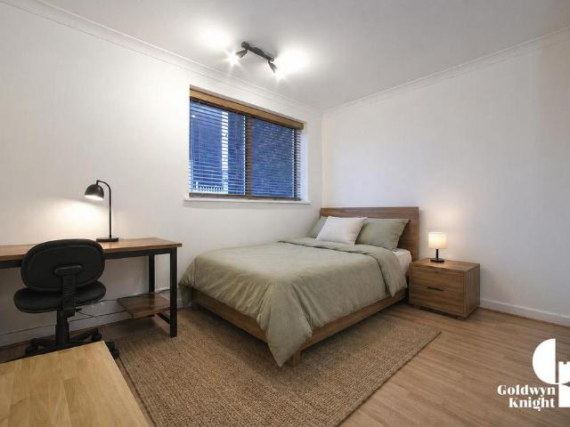 Parkgate Road, London SW11 2 bed flat to rent £2,800 pcm £646 pw