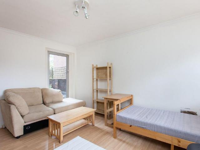 Parkgate Road, London SW11 2 bed flat to rent £2,800 pcm £646 pw