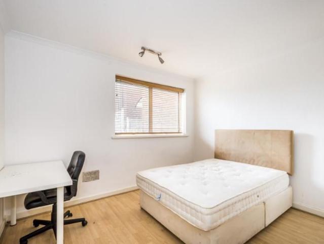 Parkgate Road, London SW11, 2 bed property to rent, £2,800 pcm | PrimeLocation