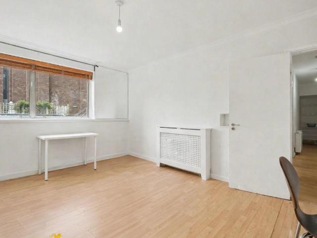 Parkgate Road, London SW11 3 bed apartment to rent £2,925 pcm £675 pw