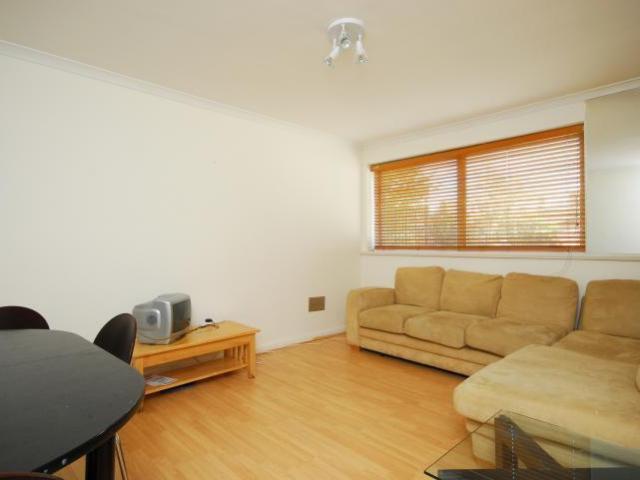 Parkgate Road, London SW11 3 bed flat to rent £2,800 pcm £646 pw