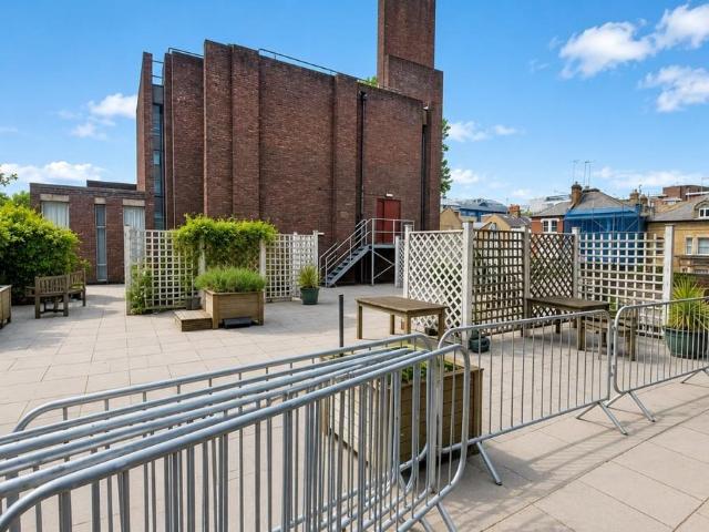 Parkgate Road, London, SW11 3 bed flat to rent £3,000 pcm £692 pw