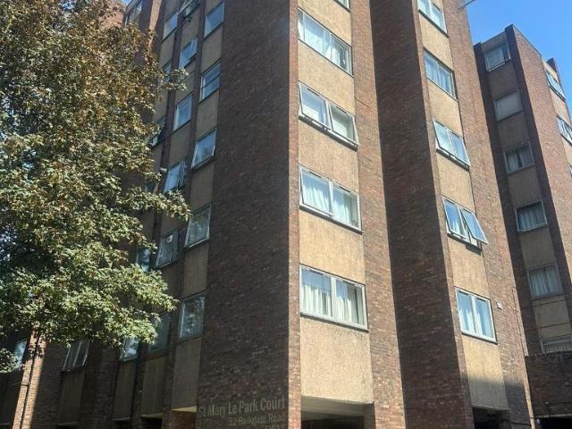 Parkgate Road, London, SW11 4PJ 2 bed flat to rent £2,496 pcm £576 pw
