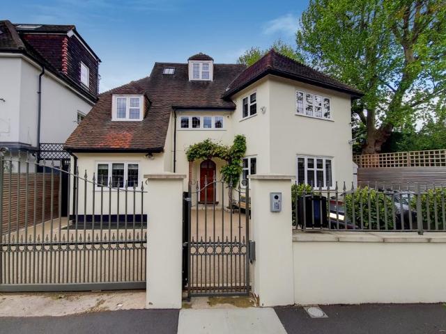 Parke Road, Barnes, London, SW13 5 bed detached house to rent £16,000 pcm £3,692 pw