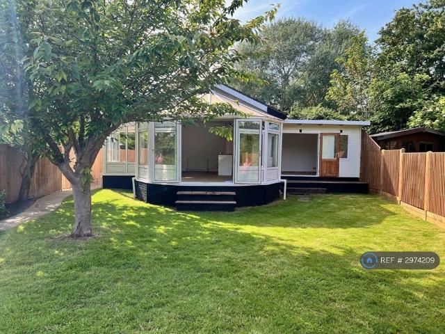 Parke Road, Sunbury On Thames, TW16 2 bed bungalow to rent £2,350 pcm £542 pw