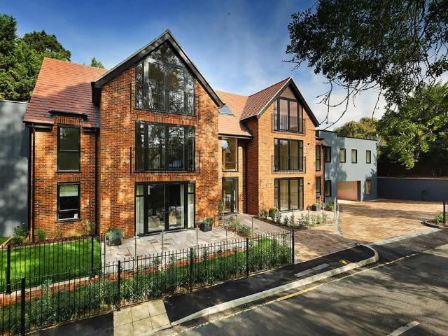 PARKERS HILL, ASHTEAD KT21 2 bed penthouse to rent £2,100 pcm £485 pw