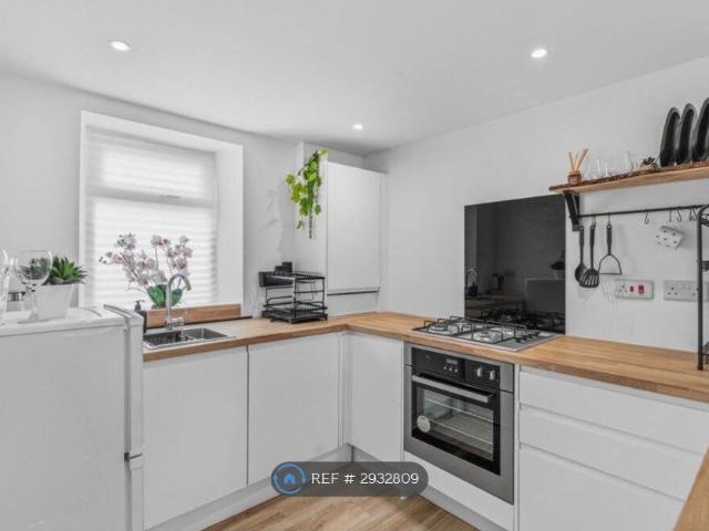 Parkers Row, Pontypool NP4, 2 bed terraced house to rent, £875 pcm | PrimeLocation
