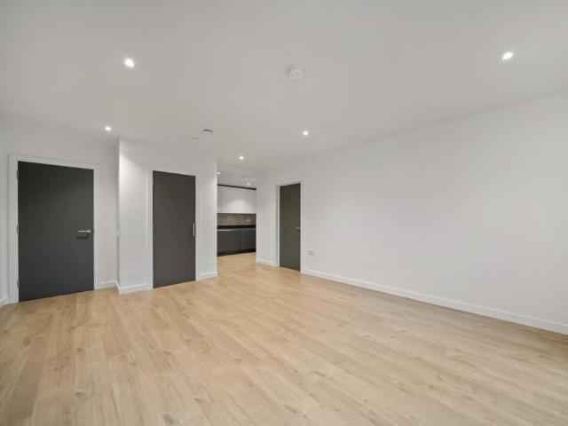 Parkes Street, London 2 bed flat to rent £2,900 pcm £669 pw