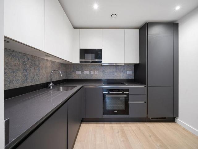 Parkes Street, London E20 2 bed flat to rent £2,900 pcm £669 pw