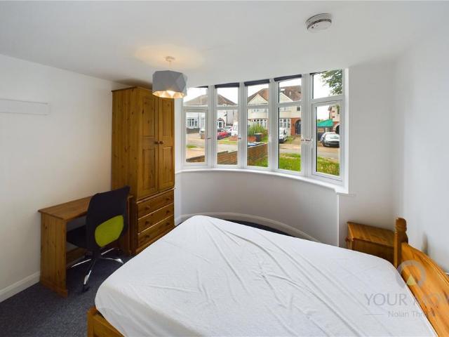 Parkfield Avenue, Northampton NN4 5 bed house to rent £3,125 pcm £721 pw
