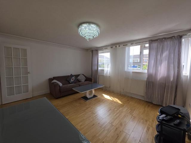 Parkfield Drive, Northolt UB5 3 bed flat to rent £2,350 pcm £542 pw