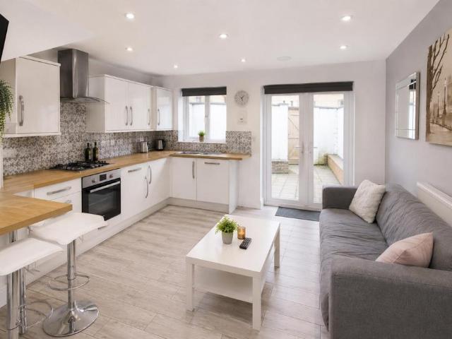 Parkfield Place, Cardiff CF14 5 bed house to rent £2,625 pcm £606 pw