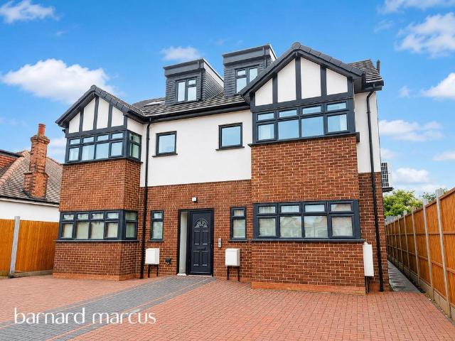 Parkfield Road, FELTHAM 2 bed maisonette to rent £2,100 pcm £485 pw