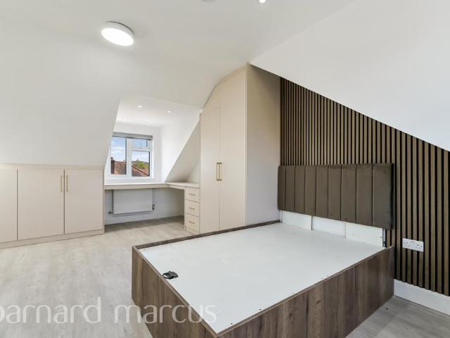 Parkfield Road, FELTHAM 2 bed flat to rent £2,100 pcm £485 pw