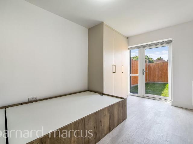 Parkfield Road, FELTHAM 2 bed flat to rent £2,100 pcm £485 pw