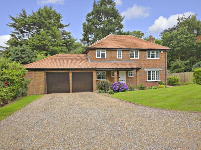 Parkfield, Rickmansworth WD3 4 bed detached house to rent £3,750 pcm £865 pw