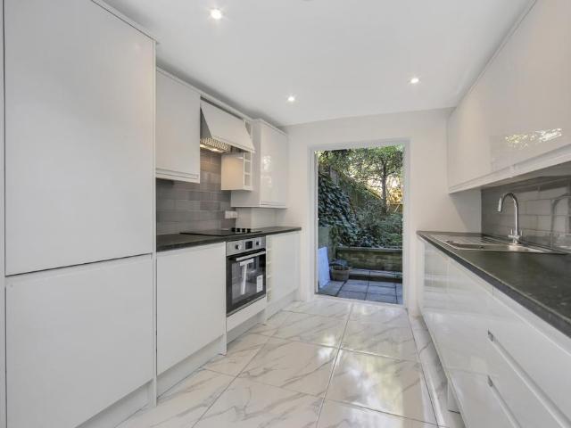 Parkhurst Road, Holloway 2 bed flat to rent £2,250 pcm £519 pw