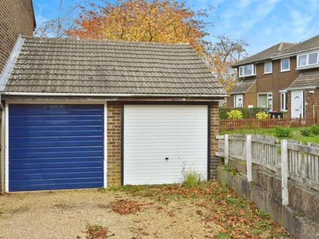 Parking Furzton Buckinghamshire 101777685