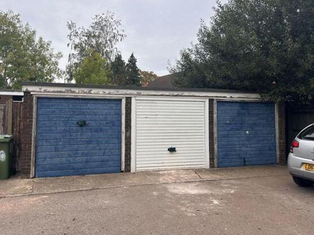 Parking Farnborough Hampshire LS99237006