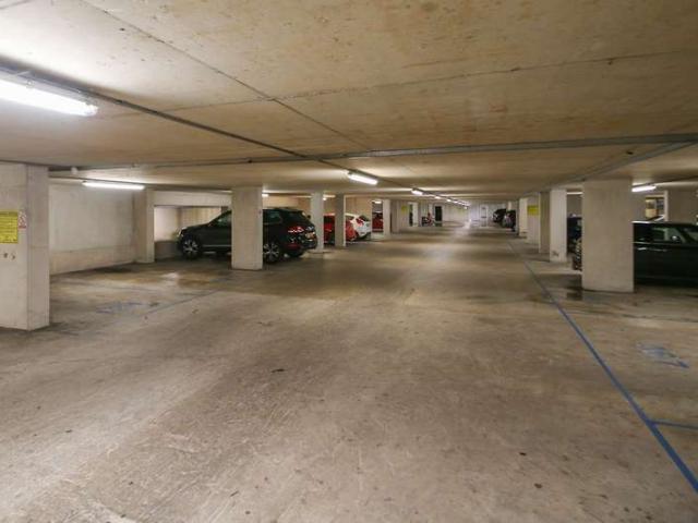 Parking Garage / Parking