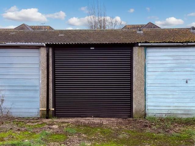 Parking Stanford Thurrock LS99735838