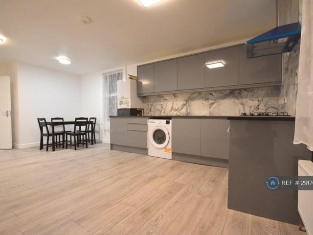 Parklands Road, London, SW16 3 bed flat to rent £2,700 pcm £623 pw
